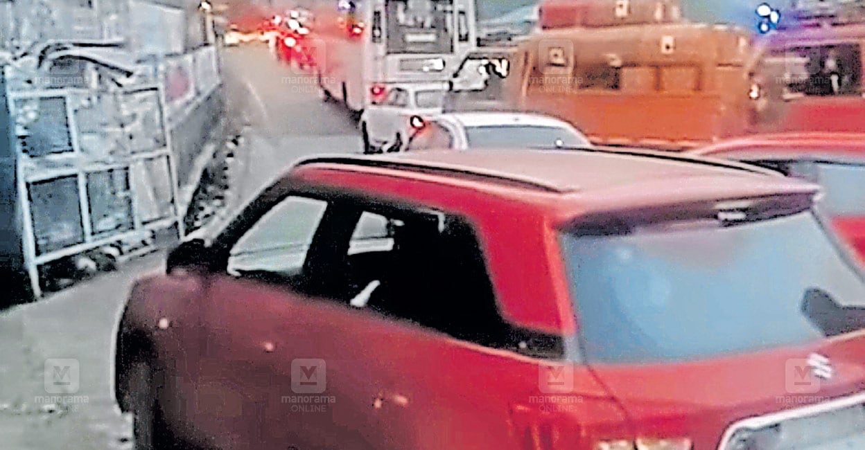 അഭൂതപൂർവമായ വാഹനത്തിരക്കിൽ വീർപ്പുമുട്ടി താമരശ്ശേരി ചുരം; വൈത്തിരി മുത ...