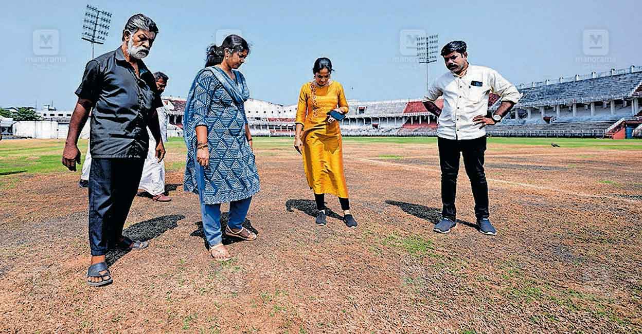 കോർപറേഷൻ സ്റ്റേഡിയം ഇപ്പോൾ ടിപ്പർ കയറിയ പുൽച്ചാടി; തലങ്ങും വിലങ്ങും ...