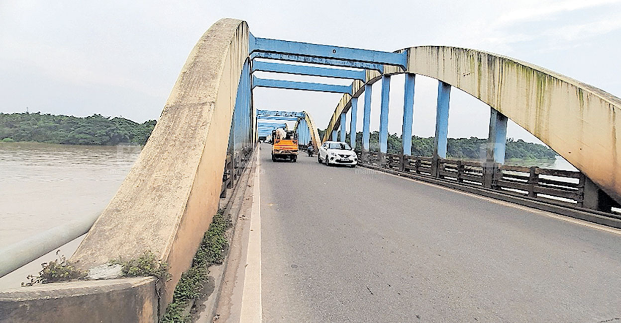 വാഹനങ്ങൾ വഴിതിരിച്ചുവിട്ടത് വെറുതേയായി; കുറ്റിപ്പുറം പാലത്തി ...