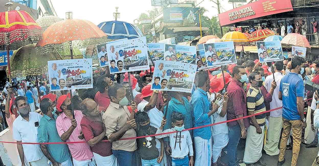 എടപ്പാൾ മേൽപാലം തുറന്ന ആദ്യദിനം കുരുക്ക് അഴിഞ്ഞു; താഴെക്കൂടി ...