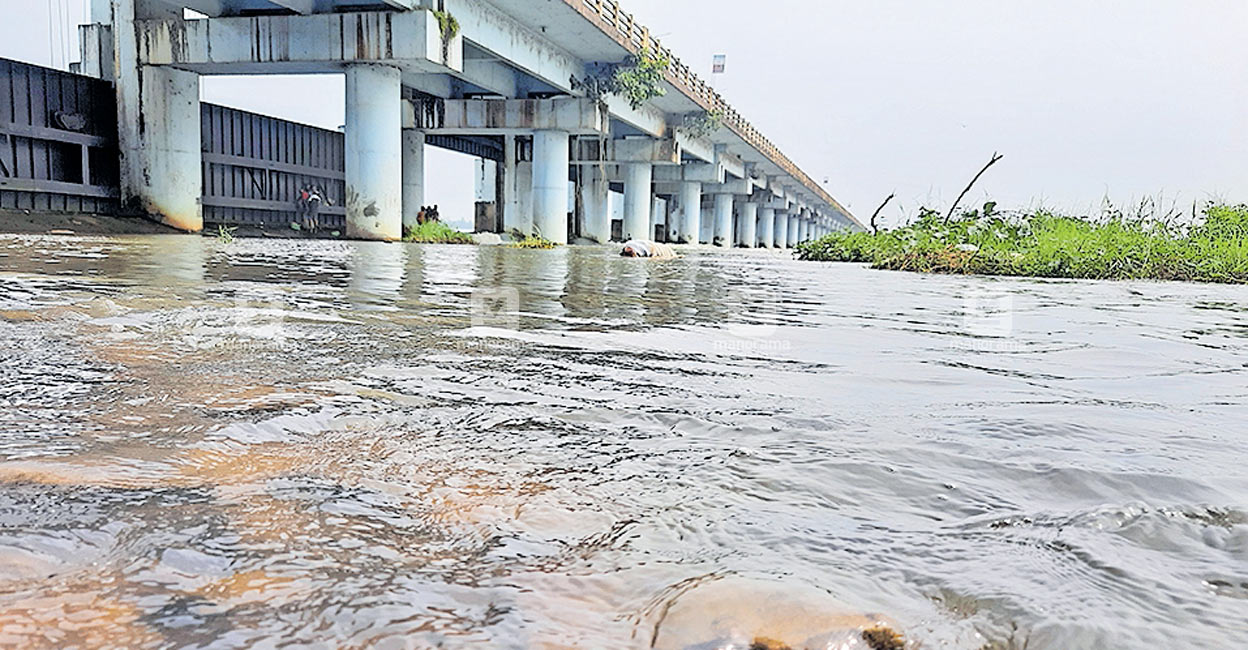ചമ്രവട്ടം റഗുലേറ്റർ ചോർച്ചയടയ്ക്കൽ പുനരാരംഭിക്കാൻ നടപടി വൈകുന്നു