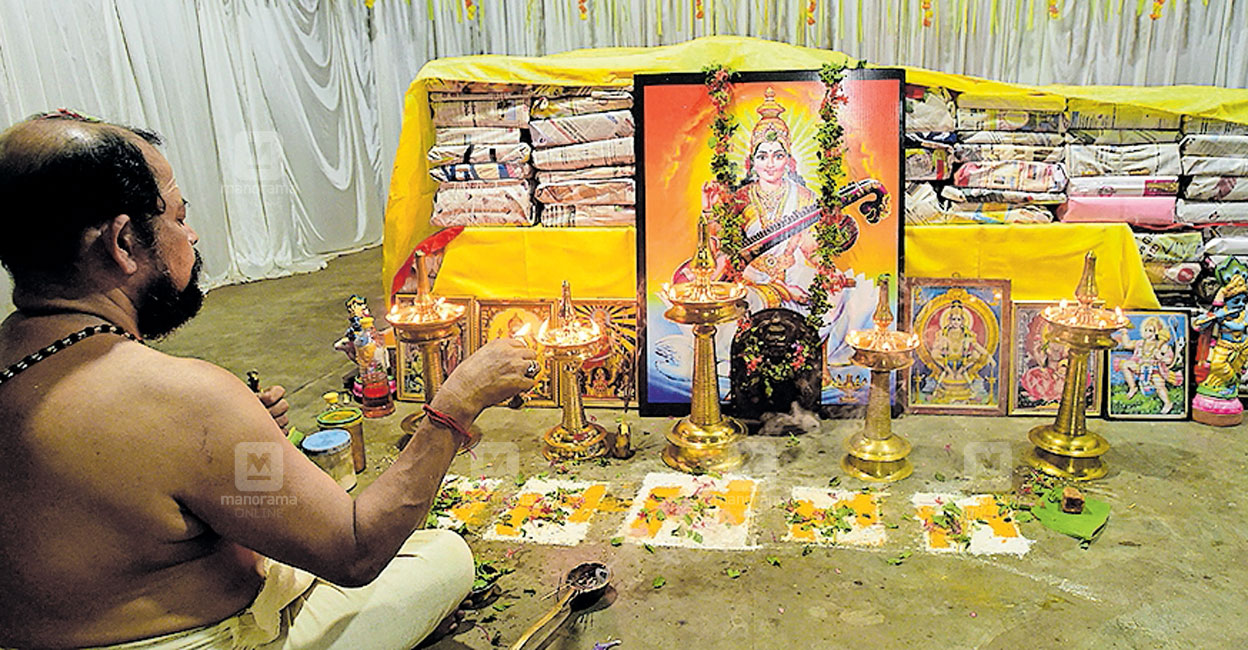 പൂജവയ്പ് തുടങ്ങി; നാളെ ആയുധ പൂജ | Navaratri | Pooja Veppu | പൂജവയ്പ്