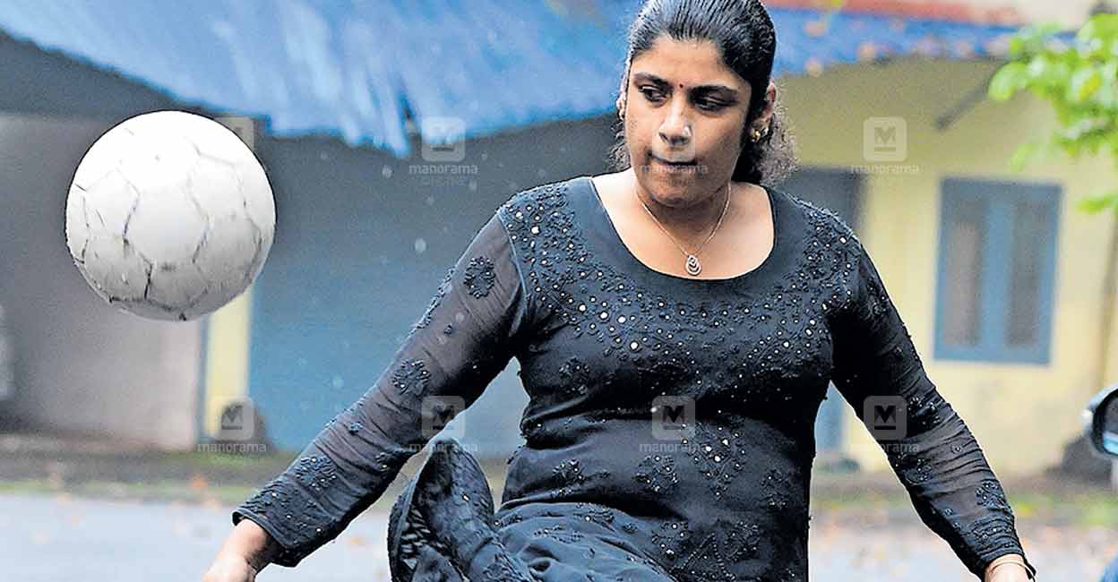 ആഭാസത്തരം പറയുന്നവർ ആഘോഷിക്കപ്പെടുന്നു: ചിന്ത ജെറോം- Chintha Jerome | Cyber Attack | Honey Rose ...