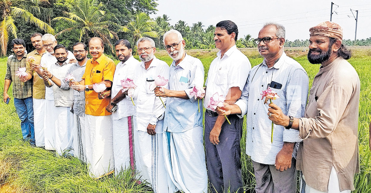 സിൽവർലൈനിനെതിരെ തിരുനാവായയിൽ താമരസമരം; ക്ഷേത്രങ്ങളിലേക്ക് താമരപ്പൂ ...