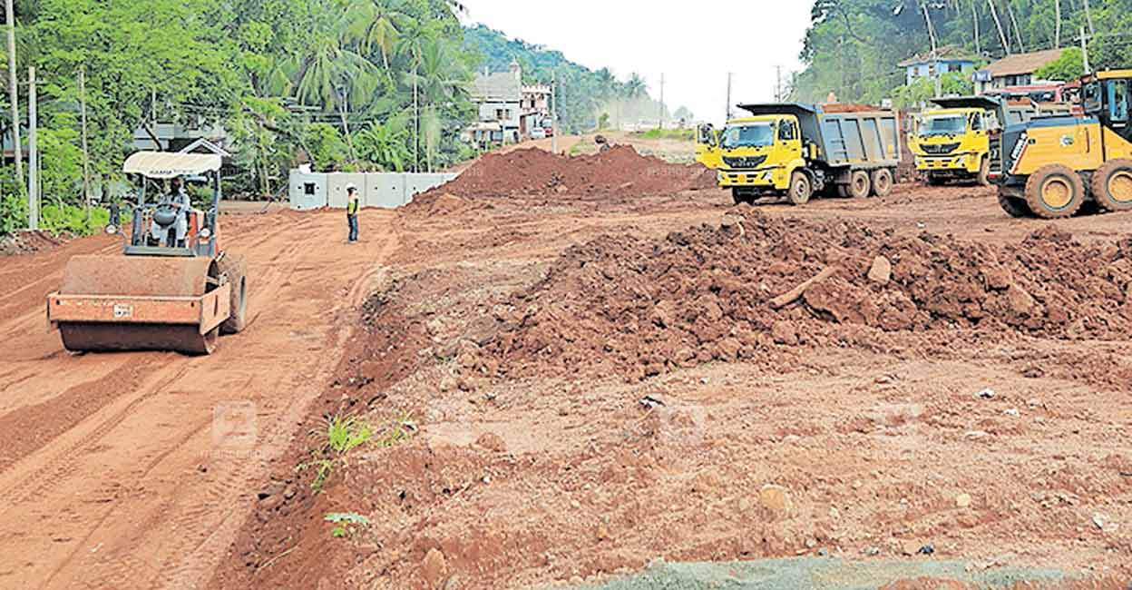 നവീകരണം: മഴയൊന്ന് വീണാൽ ചെളിയിൽ പുതഞ്ഞ് ദേശീയപാത
