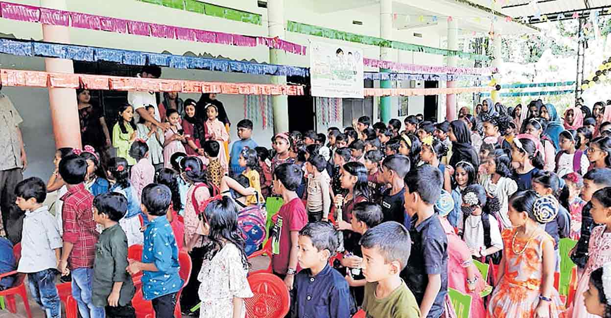 ബദലൊന്നും വേണ്ട; അവർ വീണ്ടും സ്കൂളിലെത്തി | Kerala School Full Classes ...
