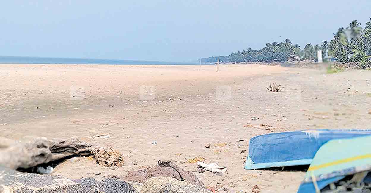 പരപ്പനങ്ങാടി ഹാർബർ പുലിമുട്ടിന്റെ വടക്കുഭാഗത്ത് കര രൂപപ്പെടുന്നു