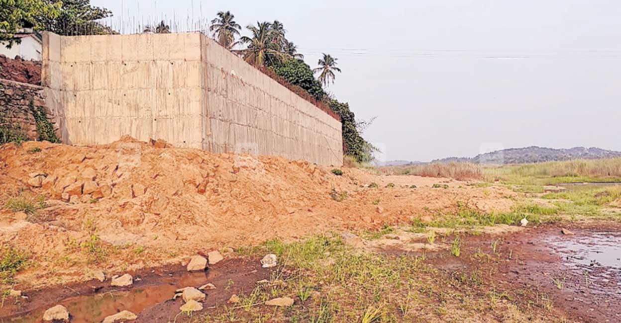 കുറ്റിപ്പുറത്ത് ഭാരതപ്പുഴയുടെ തീരം കയ്യേറി നിർമാണം