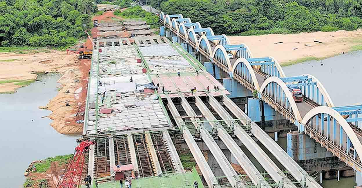 കുറ്റിപ്പുറം പുതിയ പാലത്തിൽ നടപ്പാതയും; നിർമാണം പുരോഗമിക്കുന്നു