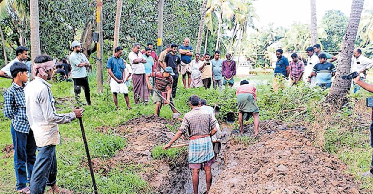 മതിൽ പൊളിച്ച് മാരമുറ്റത്തെ വെള്ളക്കെട്ട് ഒഴിവാക്കി