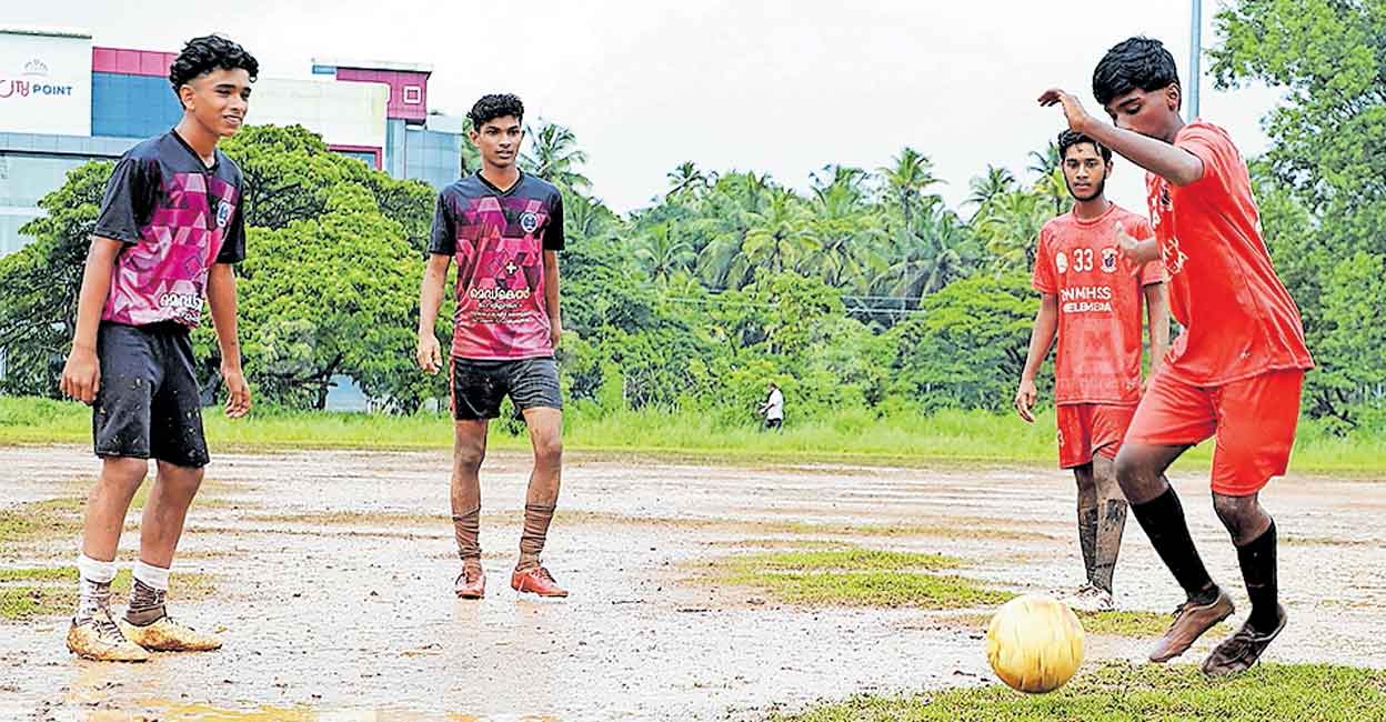 മഴയിലും ചോരാത്ത ആവേശം; സുബ്രതോ കപ്പിനു തുടക്കം
