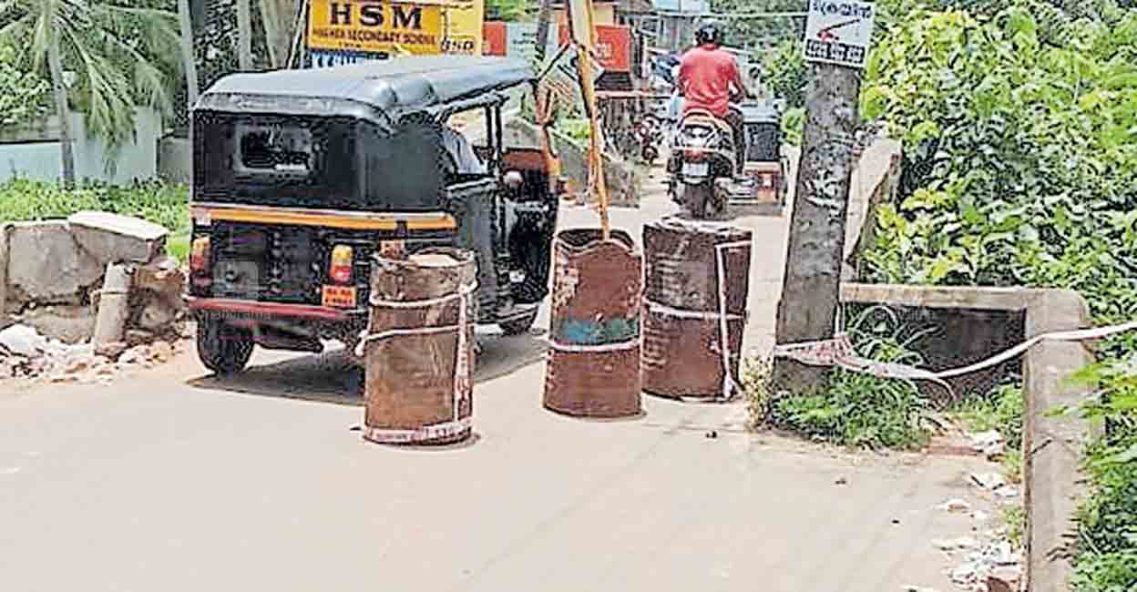 വാഴക്കത്തെരു കൂനൻ പാലം അപകടാവസ്ഥയിൽ