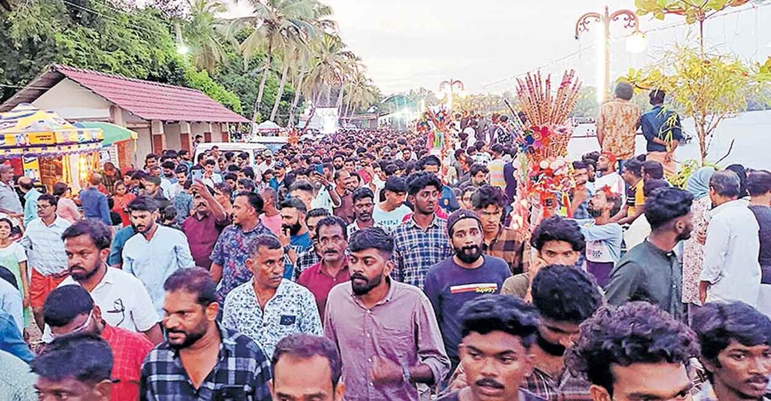 കായലിൽ തുഴച്ചിലിന്റെ കുതിപ്പ്; കരയിൽ കാഴ്ചയുടെ ആവേശം