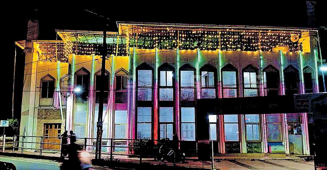 നബിദിന ആഘോഷത്തിന് ഒരുങ്ങി പള്ളികളും മദ്രസകളും