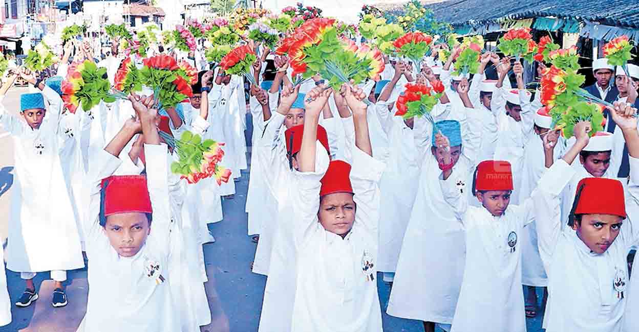 ഐക്യത്തോടെ കൈകോർത്ത് നബിദിന സ്നേഹറാലി