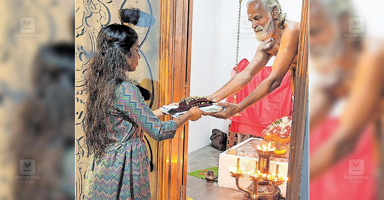 നാളെ മഹാനവമി: പുണ്യത്തിന്റെ പൂജവയ്പ് | Saraswati Pooja | Navratri ...