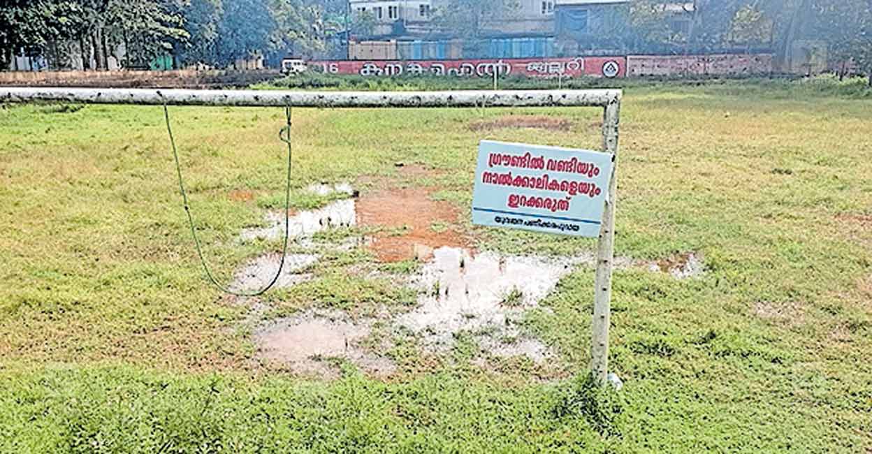 നവീകരണത്തിന് ചെലവിട്ടത് 20 ലക്ഷം: പണിക്കരപ്പുറായ ഗ്രൗണ്ട് ഇപ്പോഴും ...
