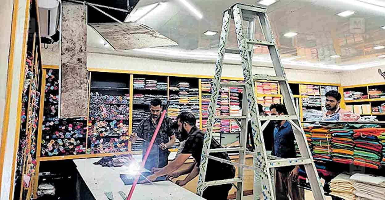 തുണിക്കടയിൽനിന്ന് 2 ലക്ഷത്തിന്റെ വസ്ത്രങ്ങളും പണവും കവർന്നു | Textile ...