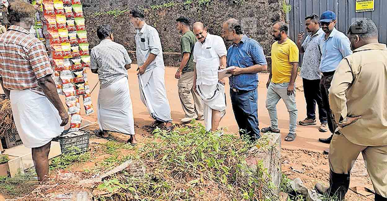 കൊണ്ടോട്ടി ആശുപത്രി വികസനം: റോഡിന് സൗജന്യമായി സ്ഥലം വിട്ടുനൽകി നാടിന്റെ ...