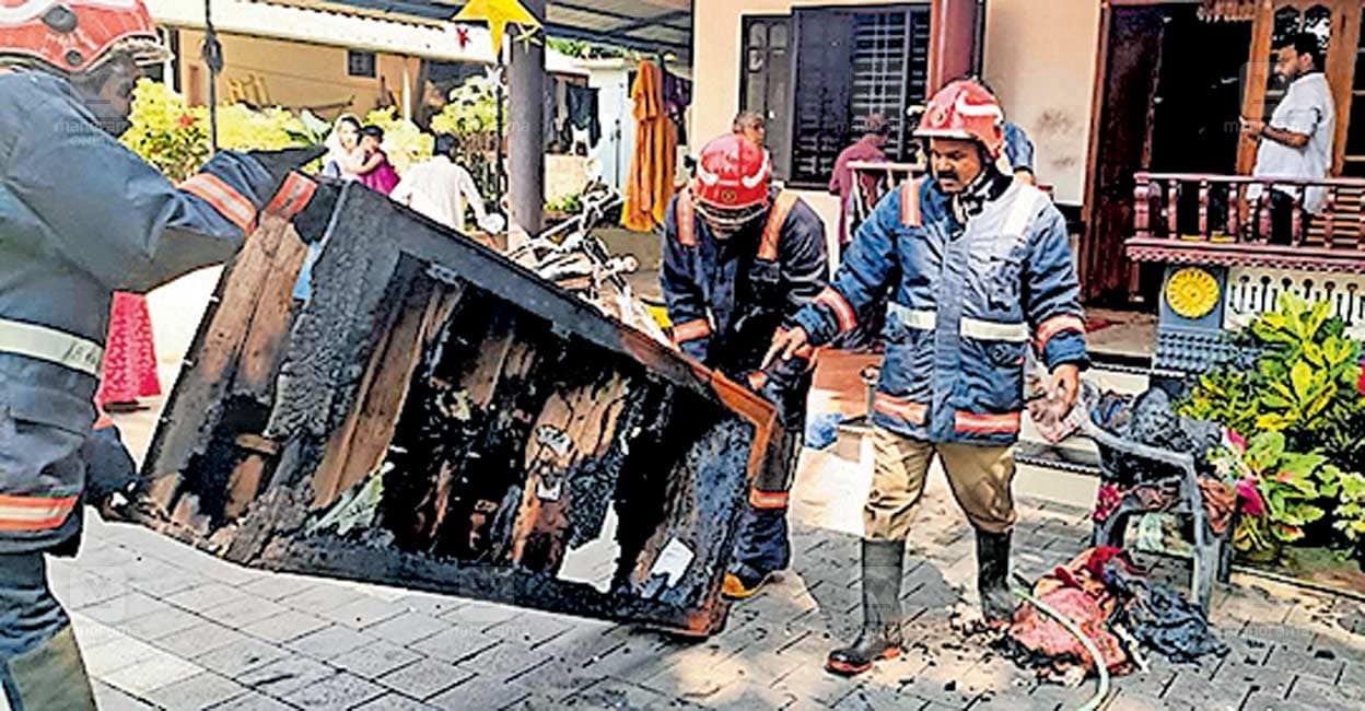 മാര്യാട് വീടിന്റെ മുറിയിൽ തീപിടിത്തം; നാശനഷ്ടം | House fire | Vengara ...