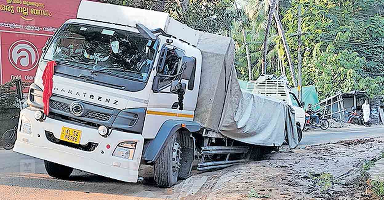 പൈപ്പിടാൻ പൊളിച്ച കുഴിയിൽ വീണ് അപകടങ്ങൾ പതിവ് | Ponnani-Guruvayur ...