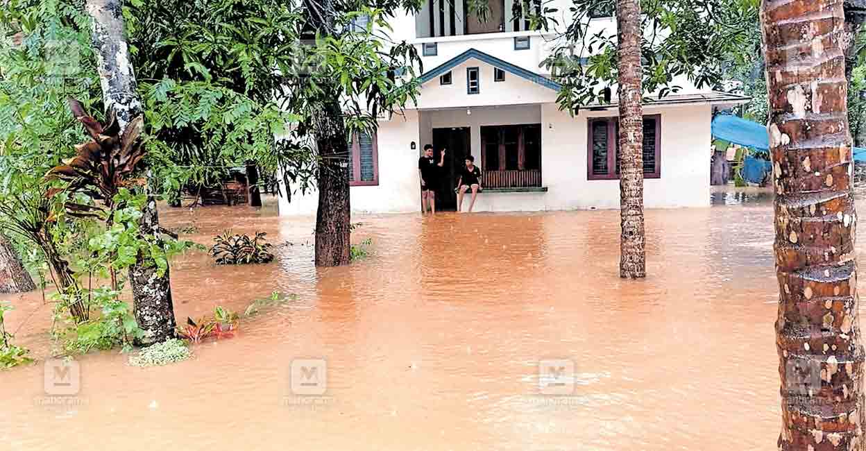 ചേലേമ്പ്രയിൽ 35 പേരെ ദുരിതാശ്വാസ ക്യാംപിലേക്കു മാറ്റിപ്പാർപ്പിച്ചു ...