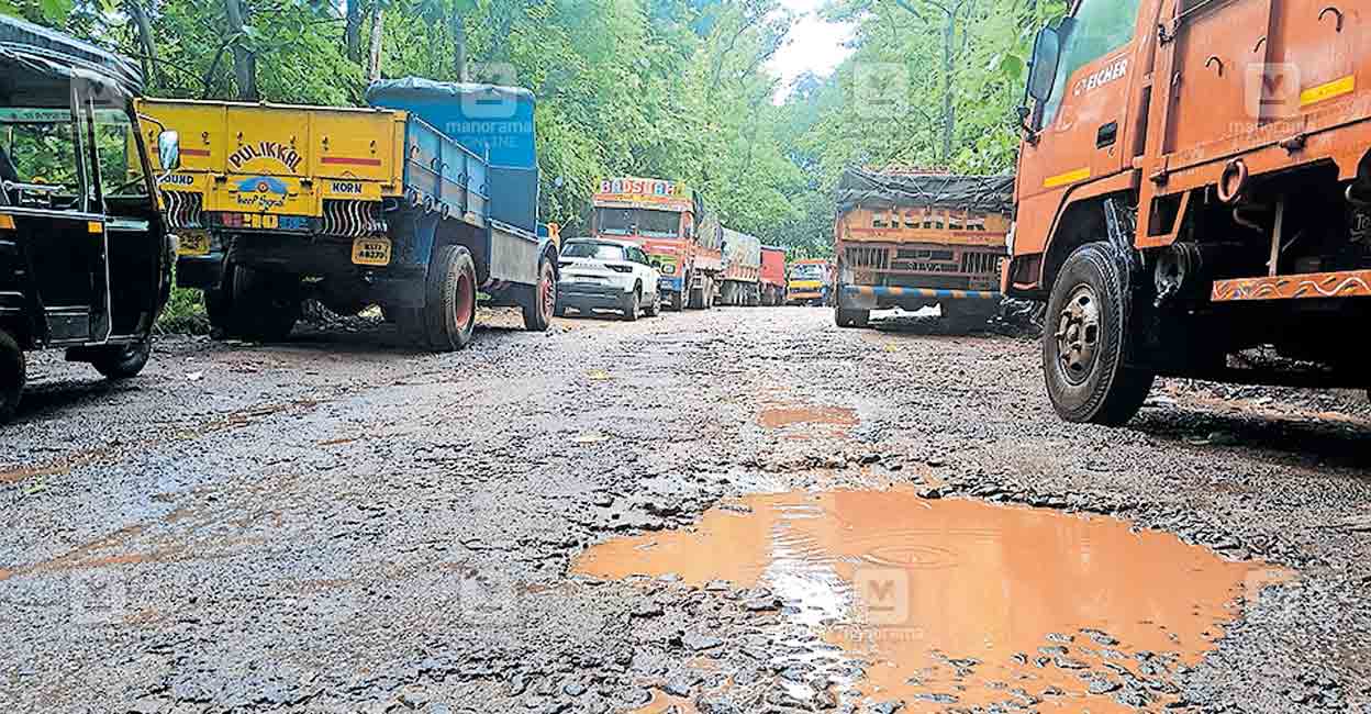അങ്ങാടിപ്പുറം എഫ്‌സിഐ ഗോഡൗൺ റോഡ് തകർന്നു; ടാറിങ്ങില്ല, അറ്റകുറ്റപ്പണിയില്ല