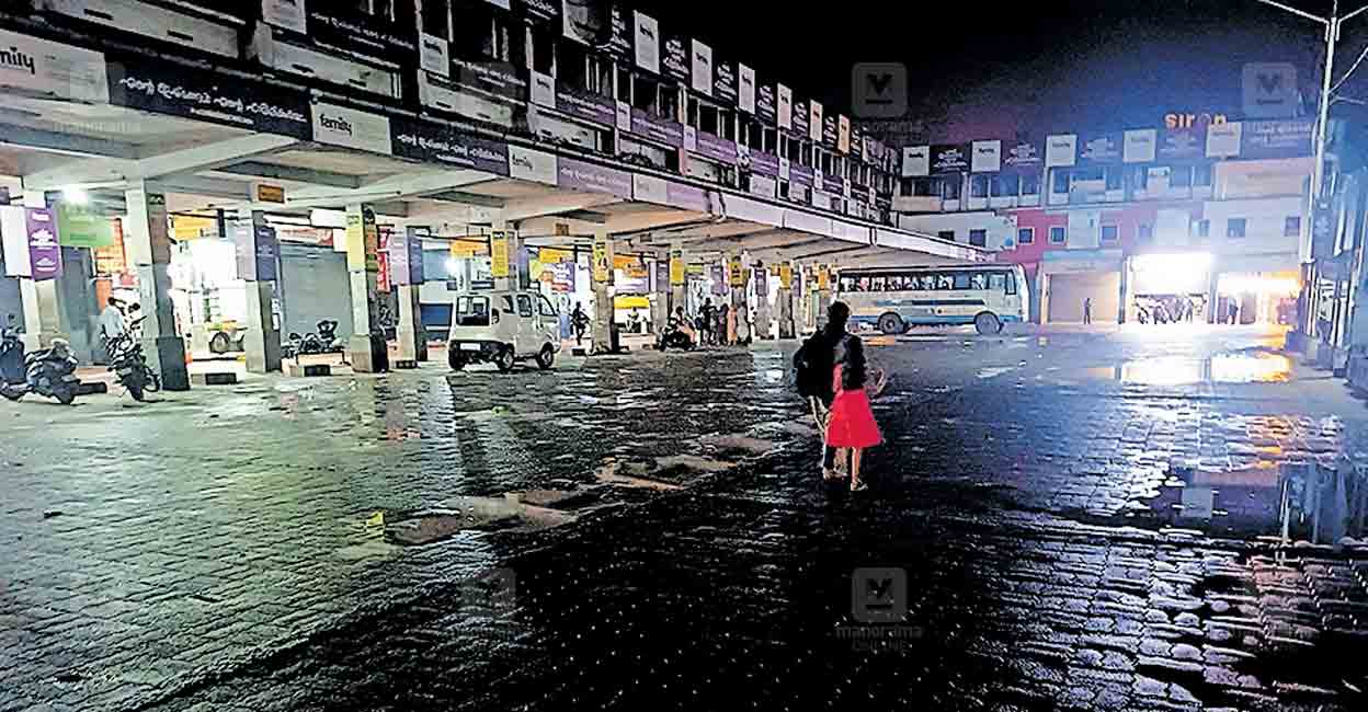 തിരൂർ ബസ് സ്റ്റാൻഡ് ഇരുട്ടിൽ; ഭീതിയിൽ യാത്രക്കാർ, ആശ്രയം കടകളിലെ ...