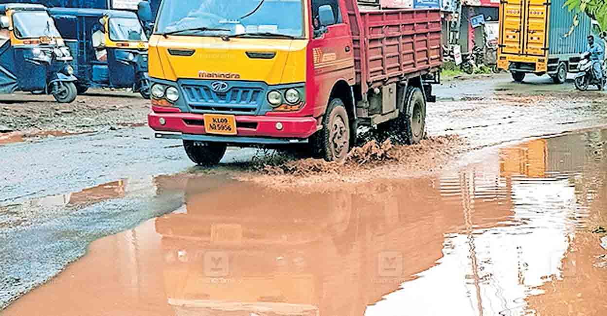 വെള്ളക്കെട്ട്: മേലാറ്റൂർ റെയിൽവേ ഗേറ്റ് അങ്ങാടിയിൽ ദുരിതം