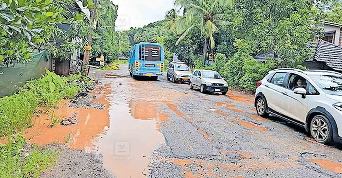 ആക്കപ്പറമ്പ്–പട്ടിക്കാട് റോഡിൽ നടുവൊടിക്കുന്ന കുഴികൾ; യാത്രാദുരിതം