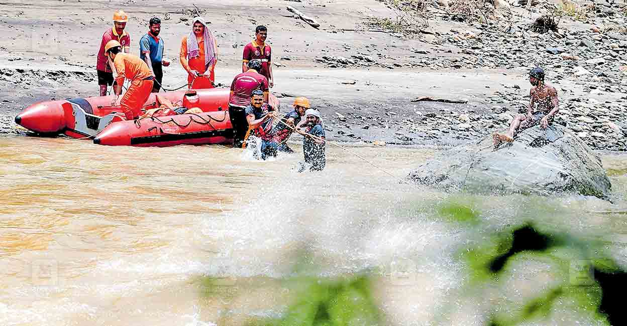 ആറാംനാൾ പ്രകൃതി അനുകൂലമായി; തിരയാൻ നാട് ഒന്നിച്ചിറങ്ങി | Kerala ...