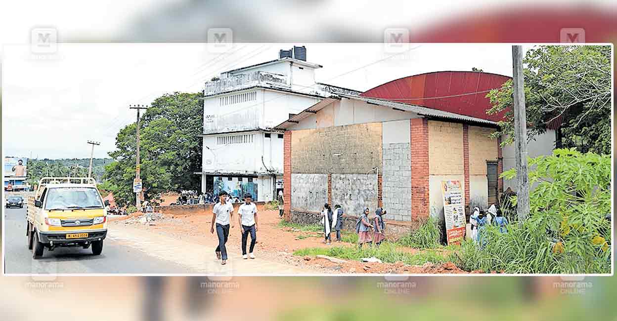 നിർമാണം വൈകിയാൽ അപകടമെന്ന് ആശങ്ക; ദേശീയപാതയ്ക്ക് തൊട്ടരികിൽ ചുറ്റുമതി ...