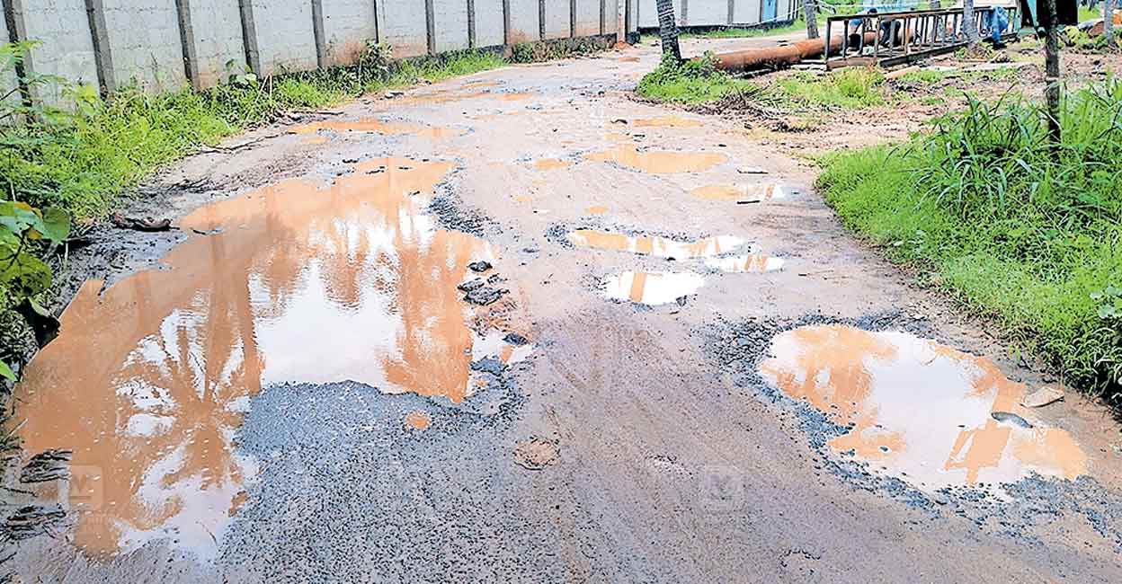 വെളിയങ്കോട് പഞ്ചായത്തിൽ 85 ലക്ഷം രൂപയുടെ റോഡ് നവീകരണം‍ പ്രതിസന്ധിയി ...