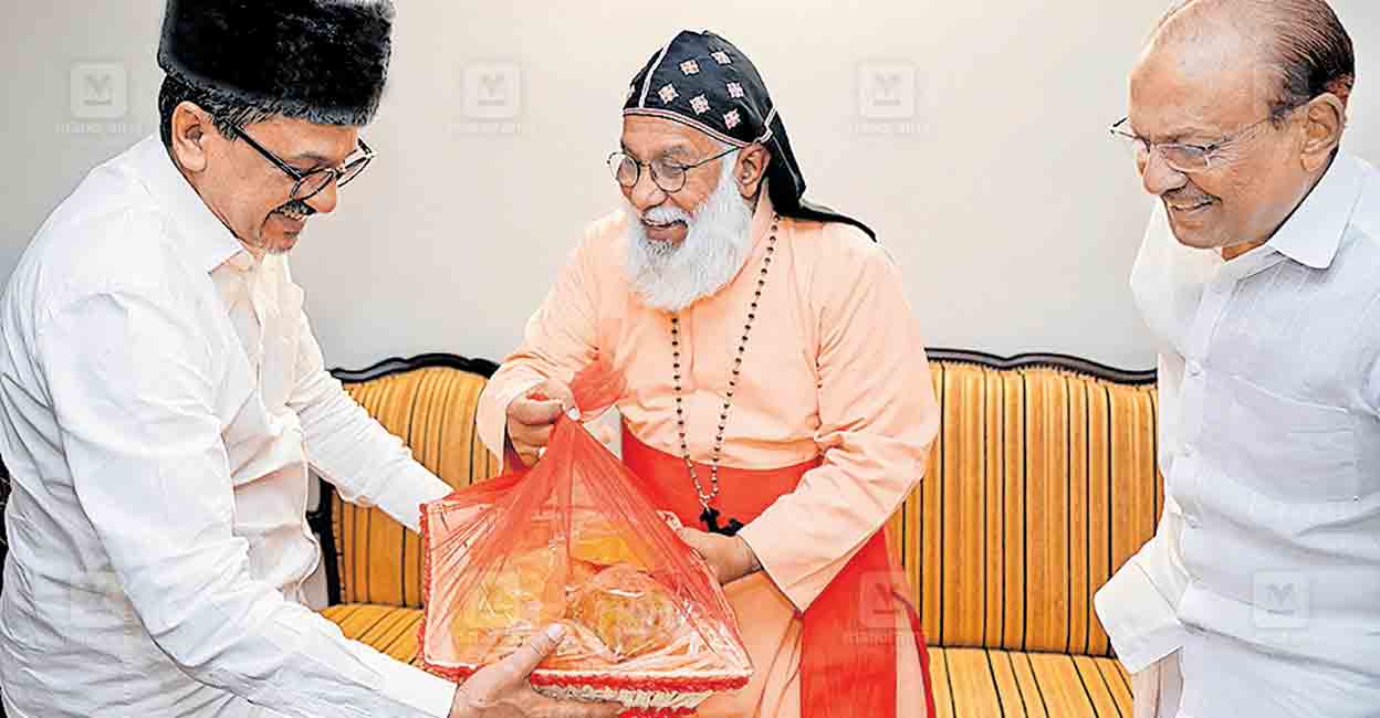 സാദിഖലി തങ്ങളെ സന്ദർശിച്ച് കർദിനാൾ മാർ ബസേലിയോസ് ക്ലീമീസ് കാതോലിക്കാ ...