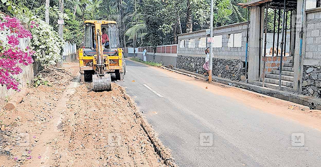 ആവശ്യത്തിനു മെറ്റൽ ഇല്ലാതെ ടാറിങ്; പണി തടഞ്ഞ് നാട്ടുകാർ: ച ...