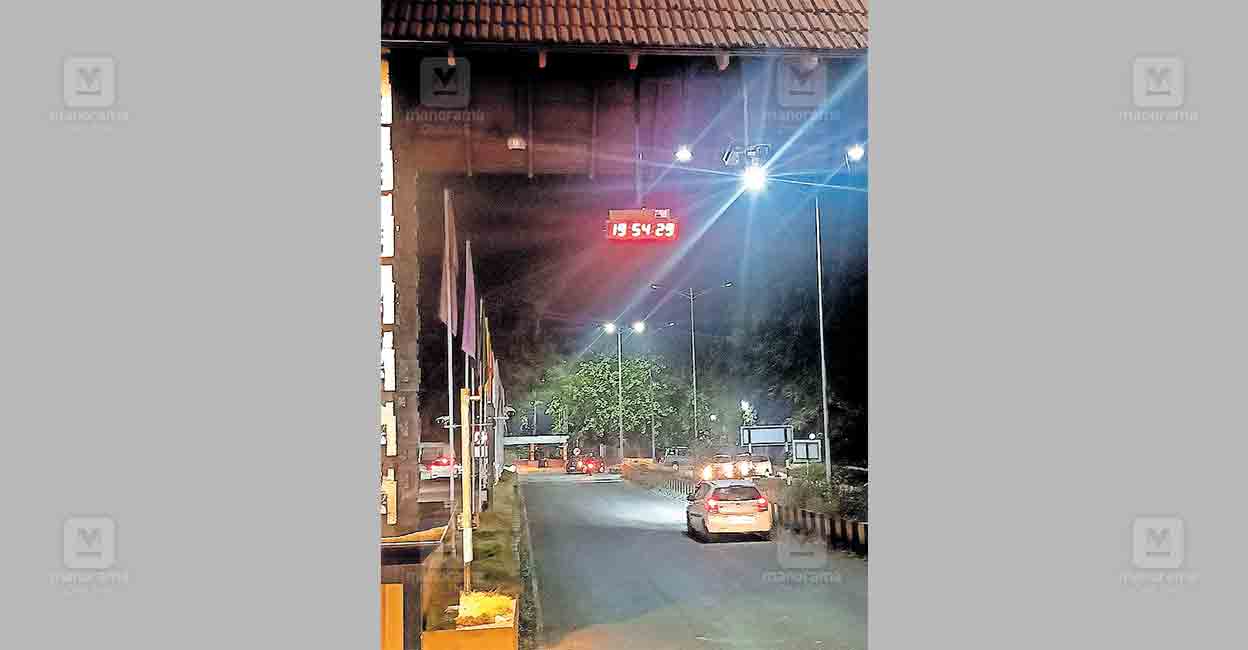 വാഹനപാർക്കിങ് പ്രശ്നം; വിമാനത്താവള കവാടത്തിൽ ഡിജിറ്റൽ ക്ലോക്ക് വച്ചു ...
