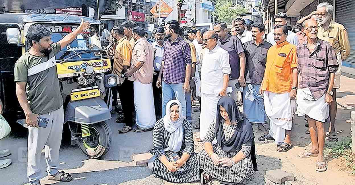 പ്രതിഷേധം കനത്തപ്പോൾ അധികൃതർക്ക് അനക്കം; ഒടുവിൽ സമ്മതിച്ചു, റോഡ് ...