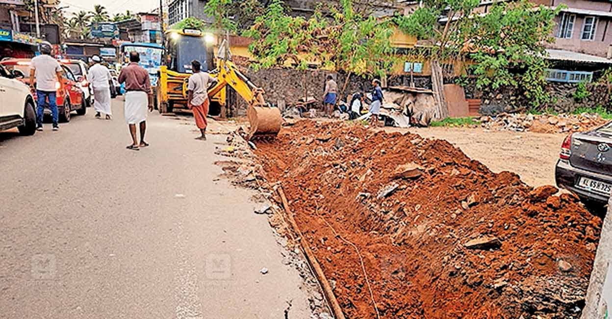 തിരൂരങ്ങാടി താലൂക്ക് ആശുപത്രി റോഡിൽ പുരാവസ്തു വകുപ്പിന്റെ സ്ഥലത്ത് ...