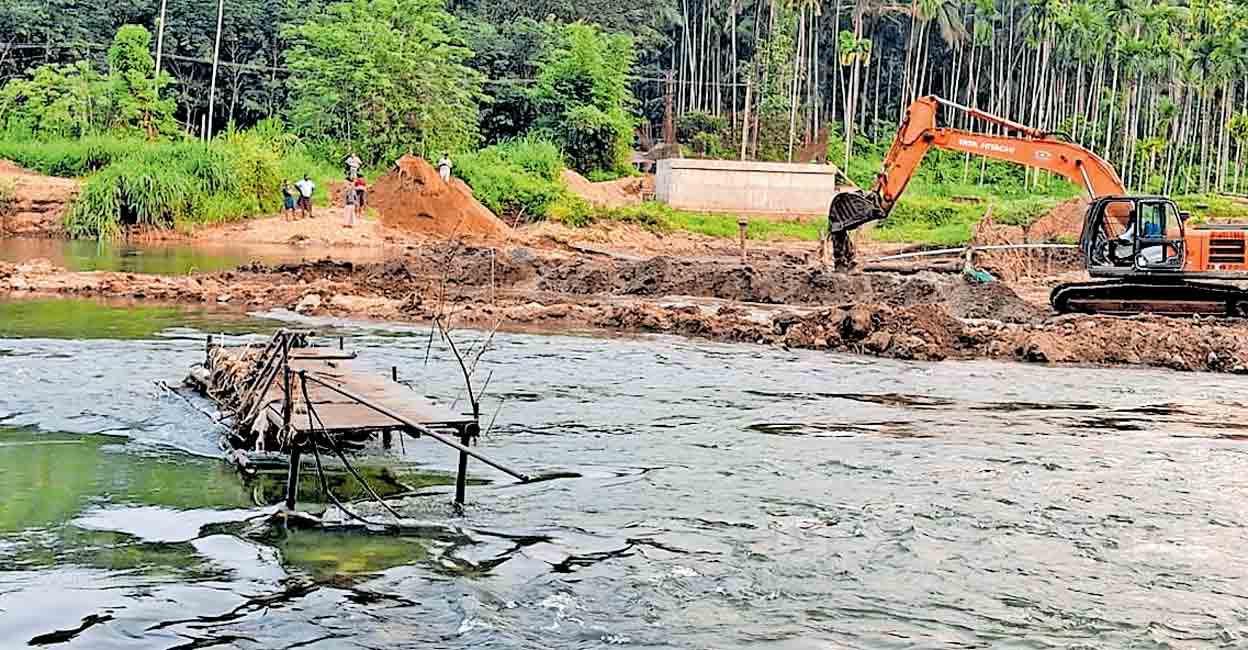 മുപ്പിനി പാലം പണി ഇഴയുന്നു; അനുവദിച്ച സമയം തീരാൻ ഇനി രണ്ടു മാസം ...