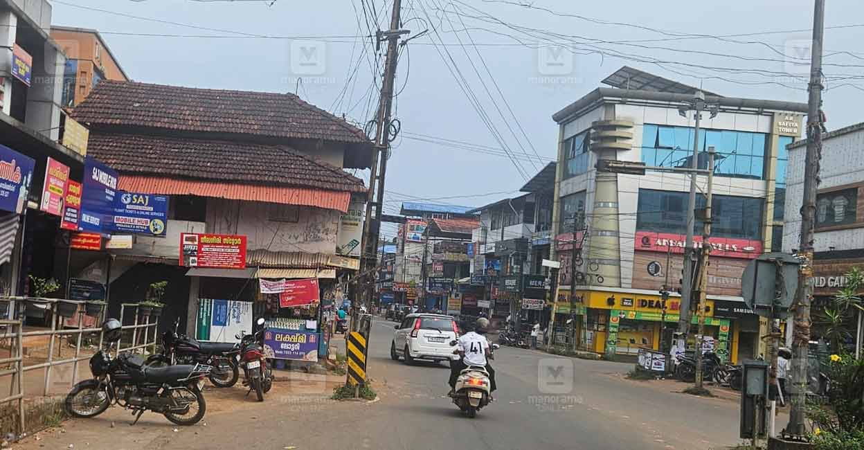 സംസ്ഥാന പാതയിൽ കുപ്പിക്കഴുത്തു പോലെ ഒരു ജംക് ഷൻ; വണ്ടൂർ അങ്ങാടി വികസനം ...