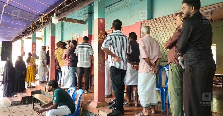 ജനാധിപത്യ മഹോത്സവത്തിന് തുടക്കം; പോളിങ് ബൂത്തുകളിൽ രാവിലെ മുതൽ തിരക്ക് ...
