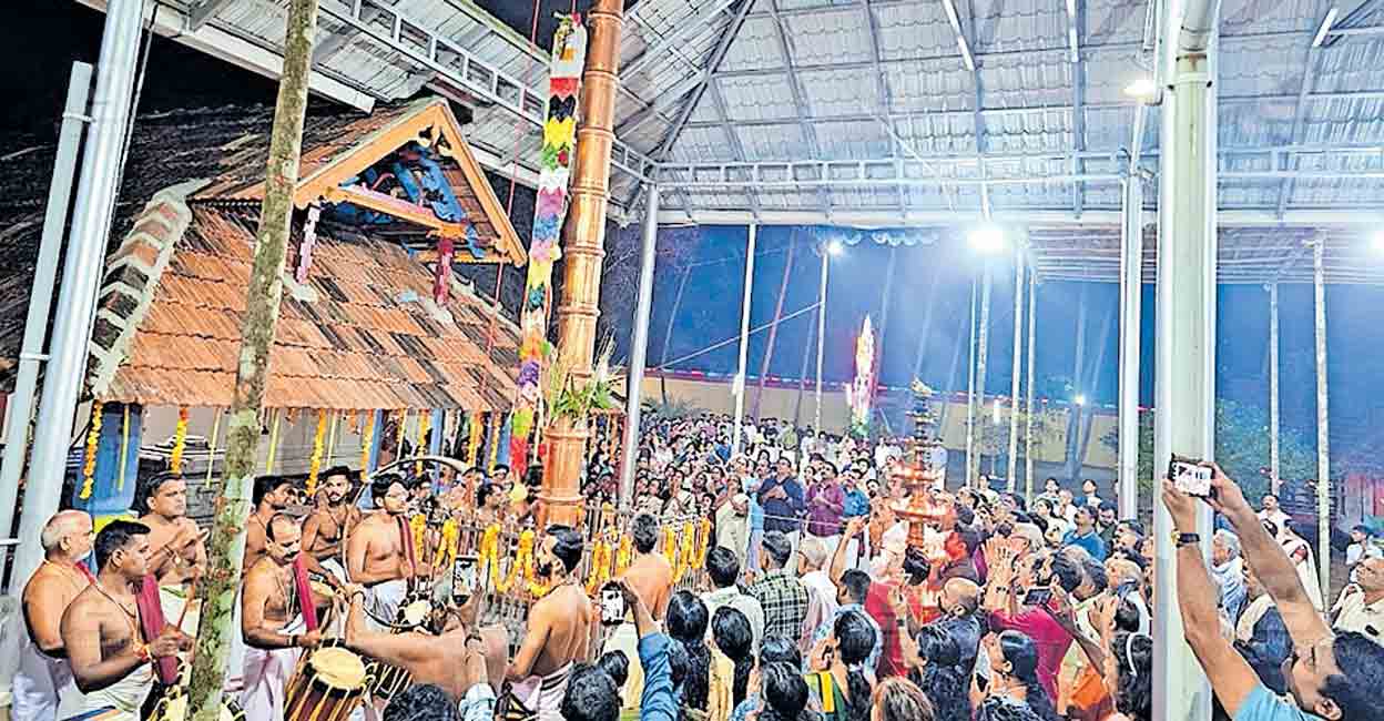 തൃപ്രങ്ങോട് ശിവക്ഷേത്രം: തിരുവാതിര ഉത്സവം കൊടിയേറി; പള്ളിവേട്ട ജനുവരി ...