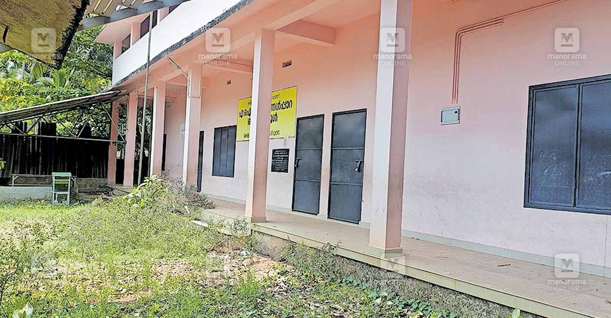 മഞ്ഞൾപ്പാറ ബദൽ സ്കൂൾ പൂട്ടി; കെട്ടിടം നശിക്കുന്നു | Karuvarakundu | Manjalpara | alternative ...