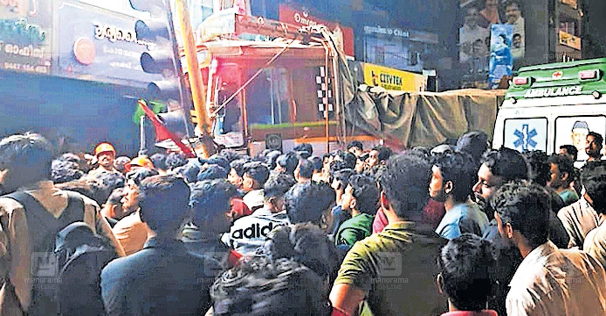 പാണ്ടിക്കാട് ജംക്‌ഷനിൽ രാത്രികാല അപകടങ്ങൾ ആവർത്തിക്കുന്നു | Pandikkad ...