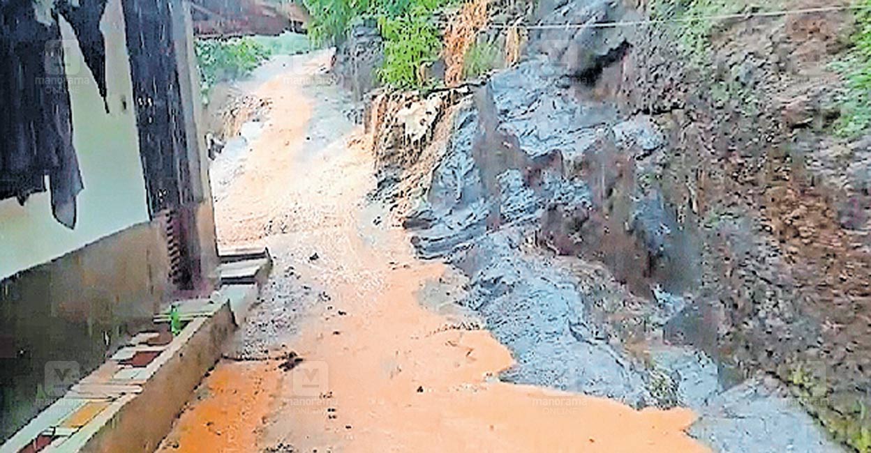 മഴ കനത്തു; ആറുവരിപ്പാത ‘തനി സ്വഭാവം’ കാണിച്ചു തുടങ്ങി: ചെളിയിൽ കുഴഞ്ഞ് ...