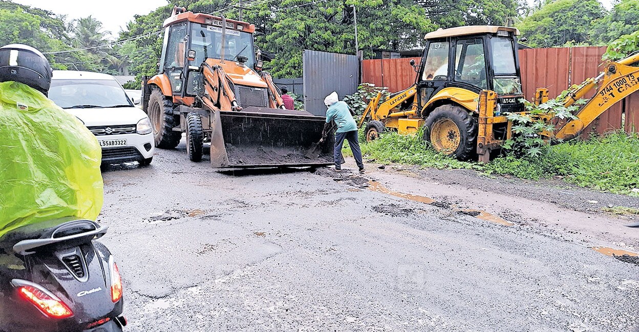 കൂരിയാട്ടെ റോഡ് തകർച്ച: ഗതാഗതം വഴിതിരിച്ചുവിട്ട ഇടങ്ങളിൽ കുരുക്ക് ...