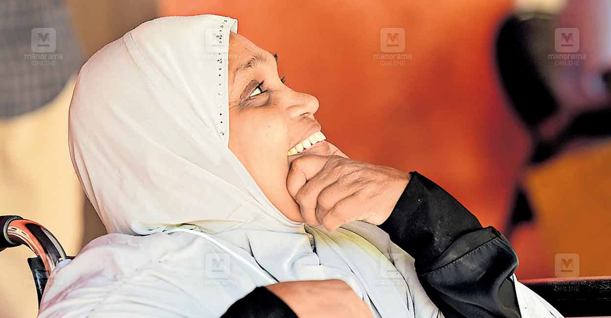 മുന്നോട്ടു മാത്രം ഉരുണ്ട ആ ചക്രക്കസേര ! വിധിക്ക് മുന്നിൽ ഒരിക്കൽ പോലും ...