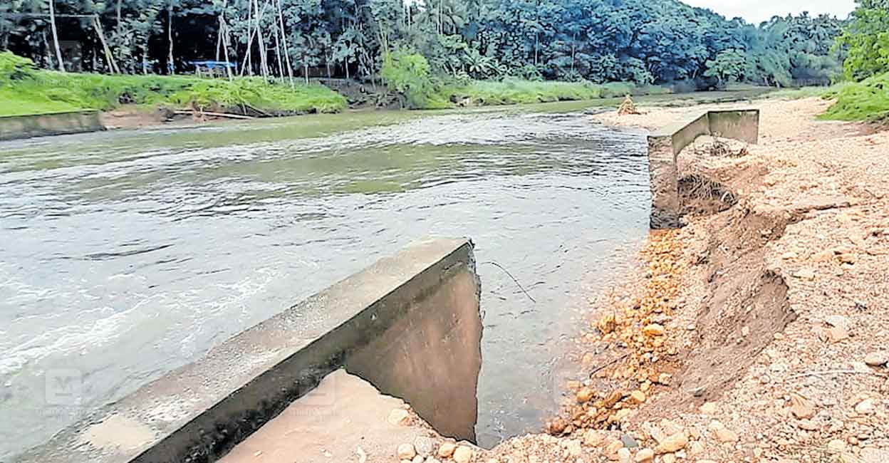 ആരംപുളിക്കൽ റഗുലേറ്റർ കം ബ്രിജിന്റെ സംരക്ഷണ ഭിത്തി തകർന്നു; മലവെള്ളം ...