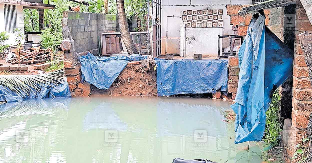 കുളത്തിലേക്ക് മതിൽ ഇടിഞ്ഞു വീണു മുങ്ങിത്താഴ്ന്ന വിദ്യാർഥികളെ ...