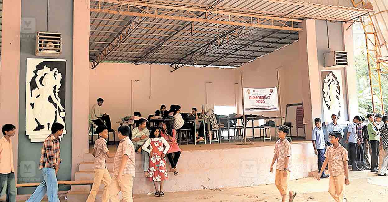 സ്റ്റേജ് വരെ ക്ലാസ് മുറി! ക്ലാസ് മുറികളുടെ കുറവിനു താൽക്കാലിക പരിഹാരം ...